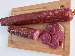 Salame tem origem italiana e costuma ser feito com carne suína ou ...